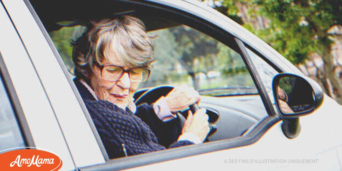 Un conducteur se moque d'une vieille dame qui ne sait pas se garer, il ...
