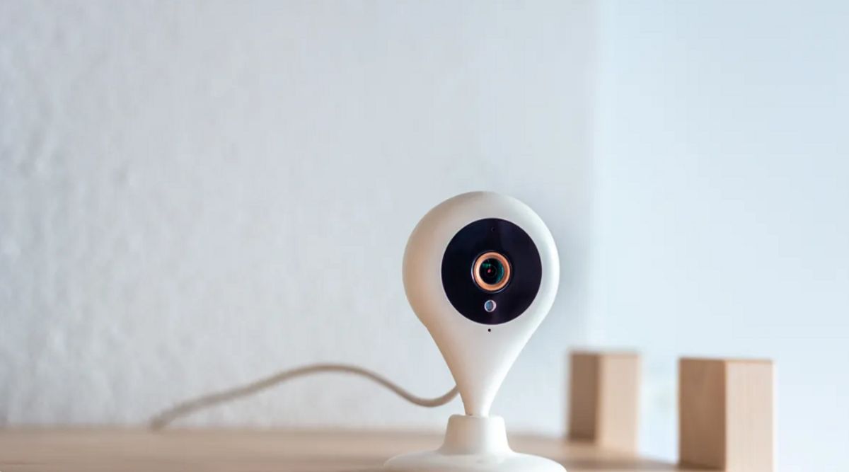 Une femme découvre un objet qu'elle n'avait jamais vu dans sa maison et ...