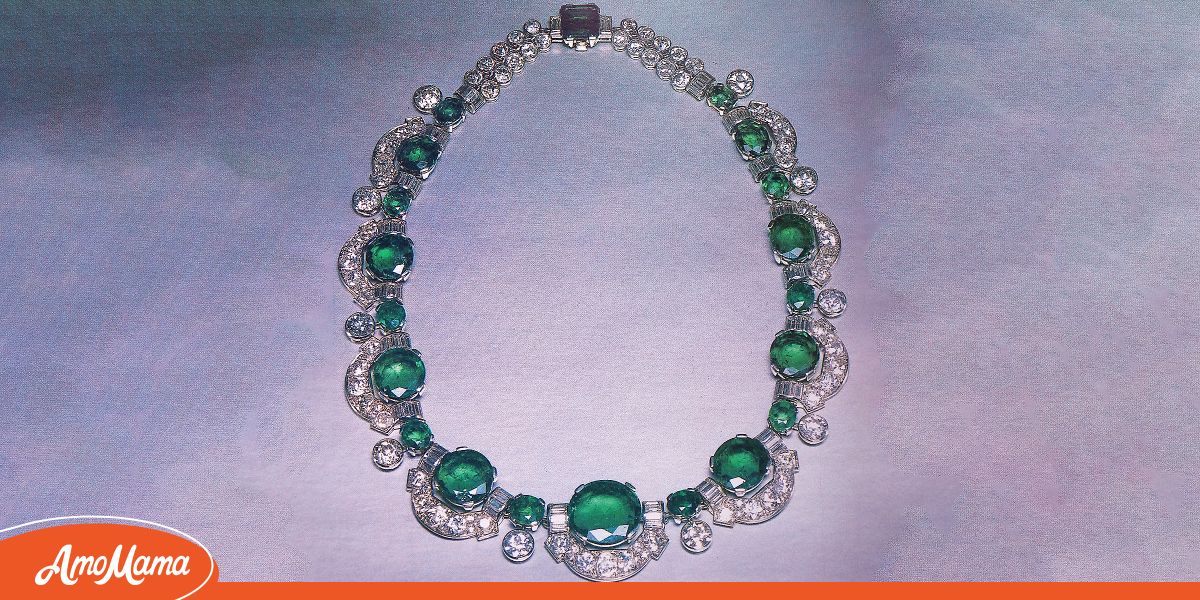 Un père cupide veut que sa fille hérite du collier de famille de sa femme destiné à sa belle-fille