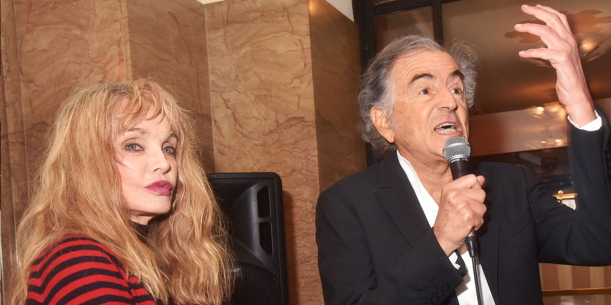 Arielle Dombasle et Bernard-Henri Lévy : Un comportement étrange sur le tapis rouge du Festival ...