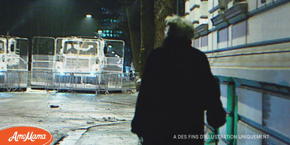 Un taxi dépose une femme âgée dans un mauvais endroit : "Je suis dans un donjon !" Elle appelle ...