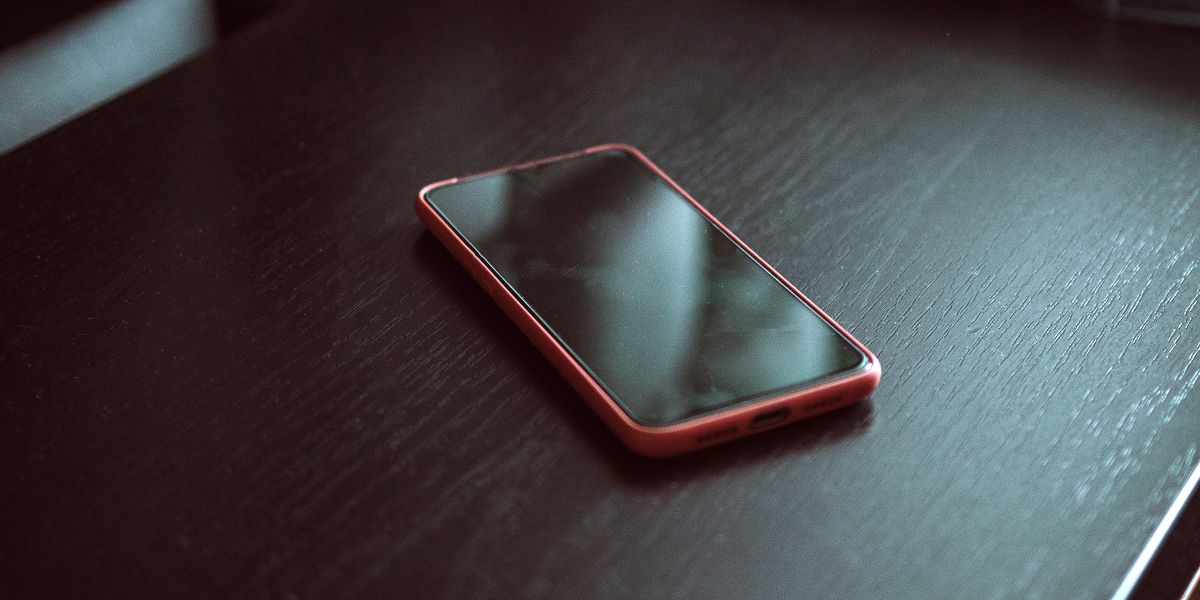 J'ai trouvé le téléphone secret de mon mari dans son placard - il n'y ...