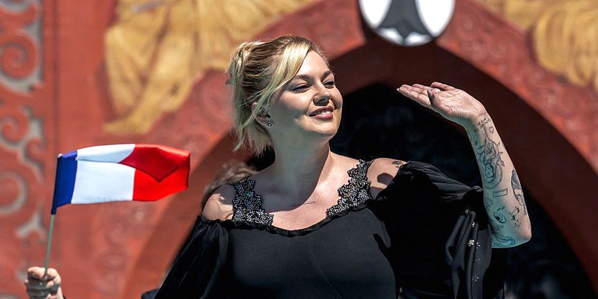 "Pas Classe" : Les internautes critiquent Louane pour la robe "trop ...