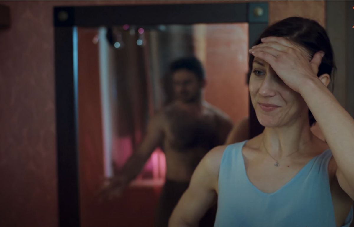 Une femme surprend son mari en train de la tromper ; il fait comme si de rien n'était – Histoire ...